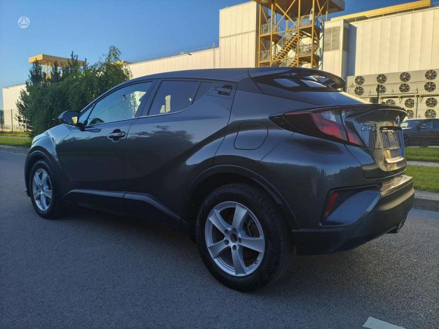 Grey Toyota C-HR 2022 in Vilnius, with an engine capacity of 1.80 L and mileage of 279 thousand km for 15500 €, photo 29 on AUTOMOTO.COM.LV