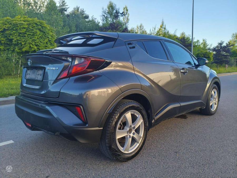 Grey Toyota C-HR 2022 in Vilnius, with an engine capacity of 1.80 L and mileage of 279 thousand km for 15500 €, photo 30 on AUTOMOTO.COM.LV