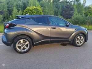 Grey Toyota C-HR 2022 in Vilnius, with an engine capacity of 1.80 L and mileage of 279 thousand km for 15500 €, photo 31 on AUTOMOTO.COM.LV