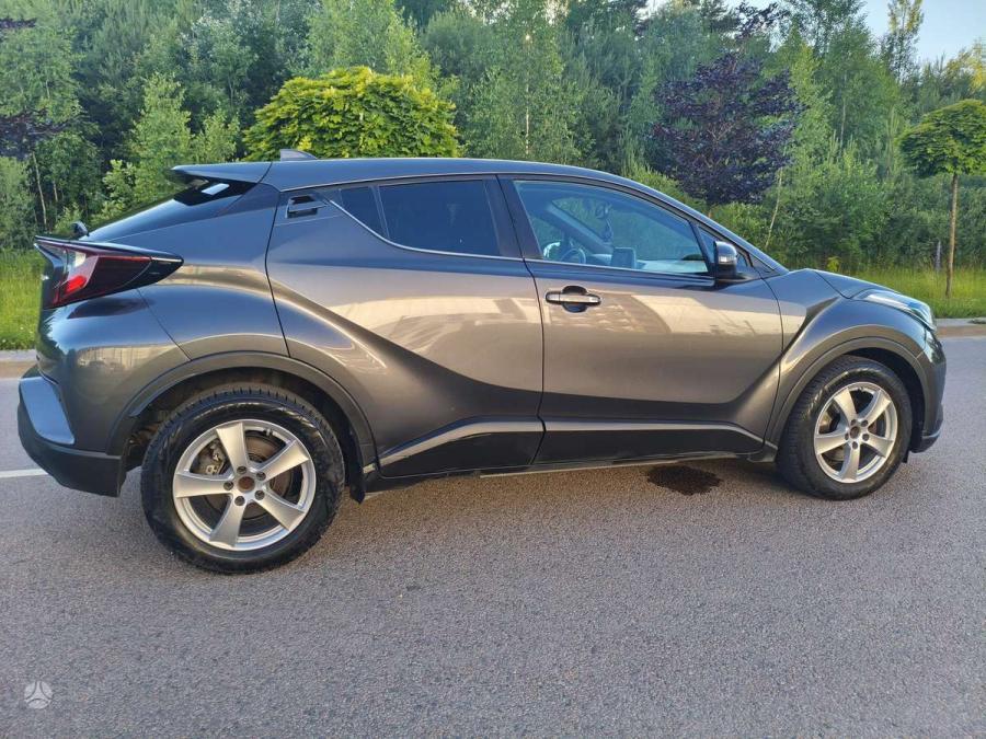Grey Toyota C-HR 2022 in Vilnius, with an engine capacity of 1.80 L and mileage of 279 thousand km for 15500 €, photo 31 on AUTOMOTO.COM.LV