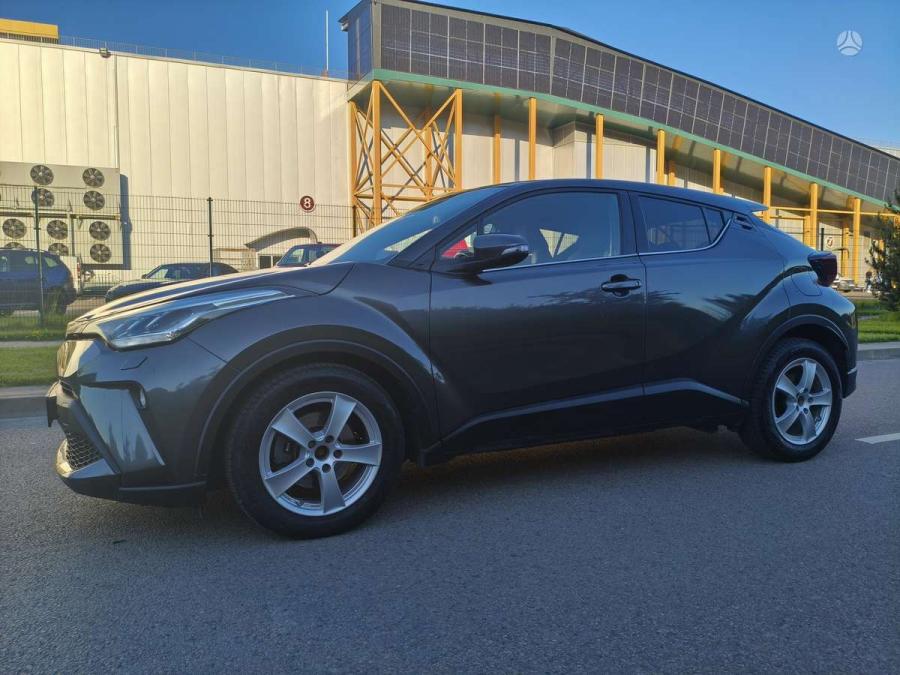 Grey Toyota C-HR 2022 in Vilnius, with an engine capacity of 1.80 L and mileage of 279 thousand km for 15500 €, photo 33 on AUTOMOTO.COM.LV