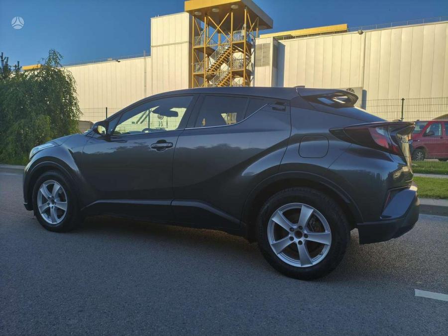 Grey Toyota C-HR 2022 in Vilnius, with an engine capacity of 1.80 L and mileage of 279 thousand km for 15500 €, photo 34 on AUTOMOTO.COM.LV