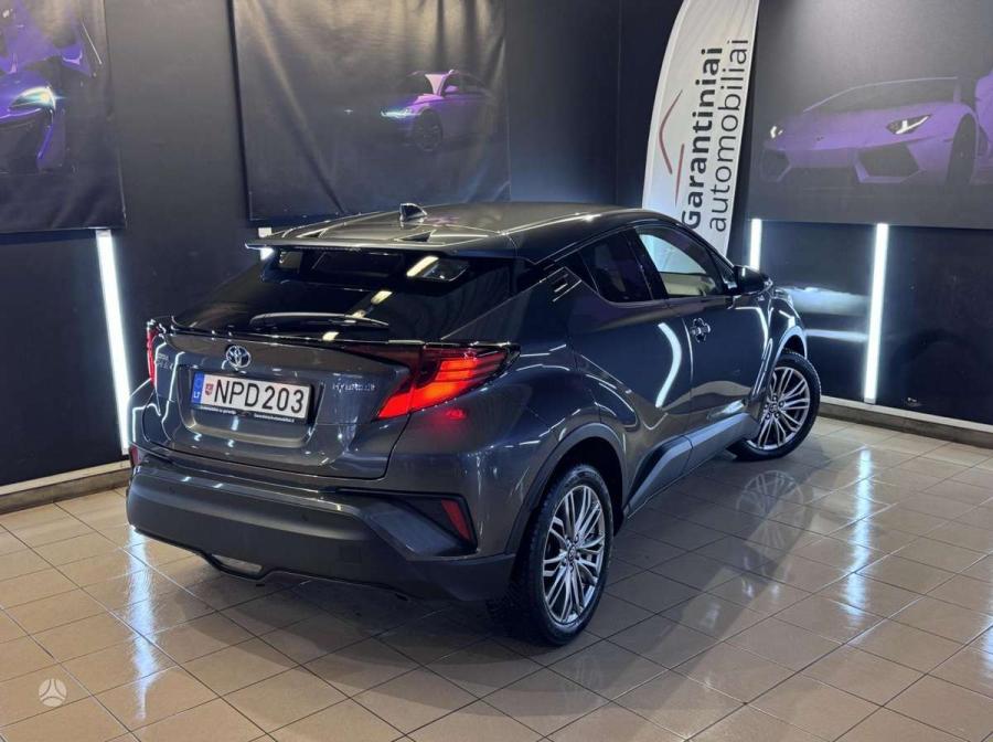 Grey Toyota C-HR 2022 in Vilnius, with an engine capacity of 1.80 L and mileage of 129 thousand km for 21500 €, photo 3 on AUTOMOTO.COM.LV