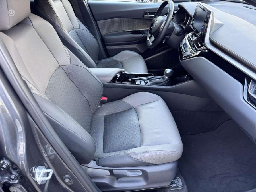 Grey Toyota C-HR 2022 in Vilnius, with an engine capacity of 1.80 L and mileage of 129 thousand km for 21500 €, photo 9 on AUTOMOTO.COM.LV