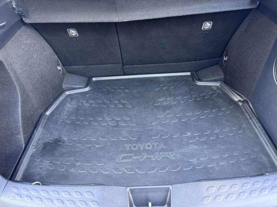 Grey Toyota C-HR 2022 in Vilnius, with an engine capacity of 1.80 L and mileage of 129 thousand km for 21500 €, photo 12 on AUTOMOTO.COM.LV