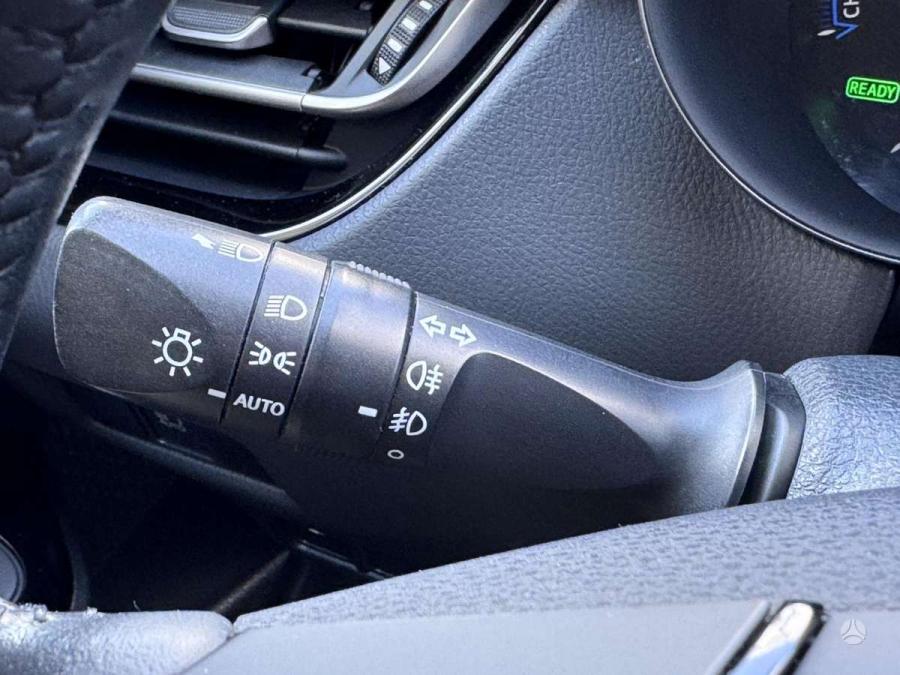 Grey Toyota C-HR 2022 in Vilnius, with an engine capacity of 1.80 L and mileage of 129 thousand km for 21500 €, photo 18 on AUTOMOTO.COM.LV