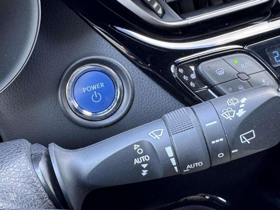 Grey Toyota C-HR 2022 in Vilnius, with an engine capacity of 1.80 L and mileage of 129 thousand km for 21500 €, photo 20 on AUTOMOTO.COM.LV