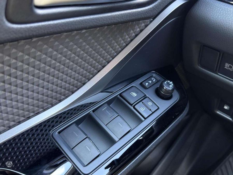 Grey Toyota C-HR 2022 in Vilnius, with an engine capacity of 1.80 L and mileage of 129 thousand km for 21500 €, photo 29 on AUTOMOTO.COM.LV