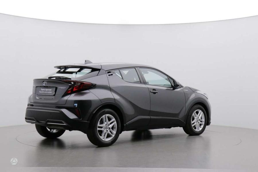 Grey Toyota C-HR 2022 in Vilnius, with an engine capacity of 1.99 L and mileage of 104 thousand km for 24900 €, photo 4 on AUTOMOTO.COM.LV
