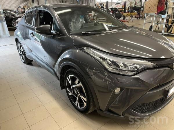 Серый Тойота C-HR 2022 в Рига, объемом двигателя 1.80 л и пробегом 70 тыс. км за 19500 €, фото 2 на AUTOMOTO.COM.LV