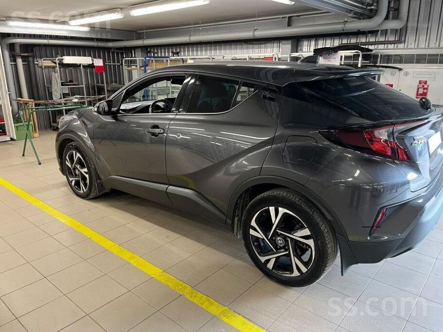 Серый Тойота C-HR 2022 в Рига, объемом двигателя 1.80 л и пробегом 70 тыс. км за 19500 €, фото 4 на AUTOMOTO.COM.LV