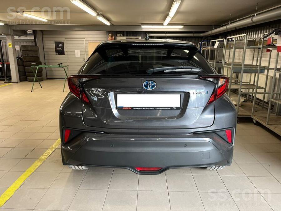 Серый Тойота C-HR 2022 в Рига, объемом двигателя 1.80 л и пробегом 70 тыс. км за 19500 €, фото 5 на AUTOMOTO.COM.LV
