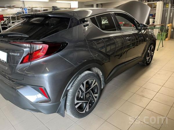 Серый Тойота C-HR 2022 в Рига, объемом двигателя 1.80 л и пробегом 70 тыс. км за 19500 €, фото 6 на AUTOMOTO.COM.LV