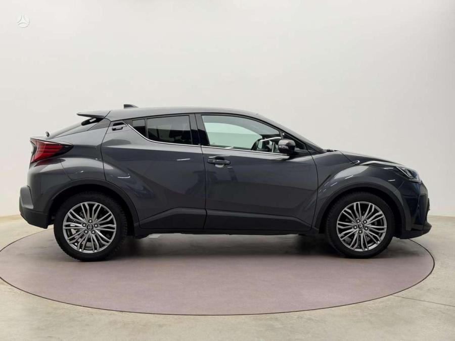 Pelēks Toyota C-HR 2022 Panevēža, ar dzinēja tilpumu 1.80 L un nobraukumu 85 tūkst. km par 23790 €, foto 5 vietnē AUTOMOTO.COM.LV