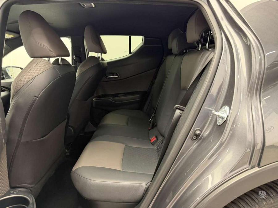 Pelēks Toyota C-HR 2022 Panevēža, ar dzinēja tilpumu 1.80 L un nobraukumu 85 tūkst. km par 23790 €, foto 13 vietnē AUTOMOTO.COM.LV