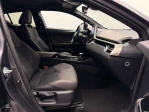 Pelēks Toyota C-HR 2022 Panevēža, ar dzinēja tilpumu 1.80 L un nobraukumu 85 tūkst. km par 23790 €, foto 16 vietnē AUTOMOTO.COM.LV