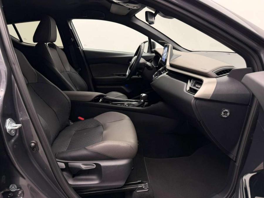 Pelēks Toyota C-HR 2022 Panevēža, ar dzinēja tilpumu 1.80 L un nobraukumu 85 tūkst. km par 23790 €, foto 16 vietnē AUTOMOTO.COM.LV