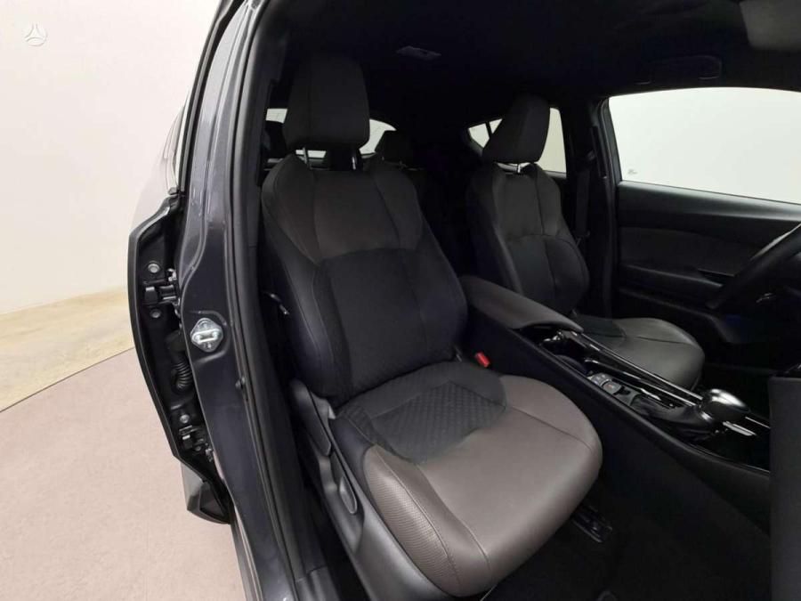 Pelēks Toyota C-HR 2022 Panevēža, ar dzinēja tilpumu 1.80 L un nobraukumu 85 tūkst. km par 23790 €, foto 17 vietnē AUTOMOTO.COM.LV