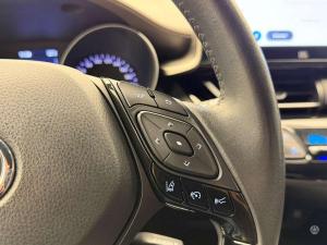 Pelēks Toyota C-HR 2022 Panevēža, ar dzinēja tilpumu 1.80 L un nobraukumu 85 tūkst. km par 23790 €, foto 22 vietnē AUTOMOTO.COM.LV