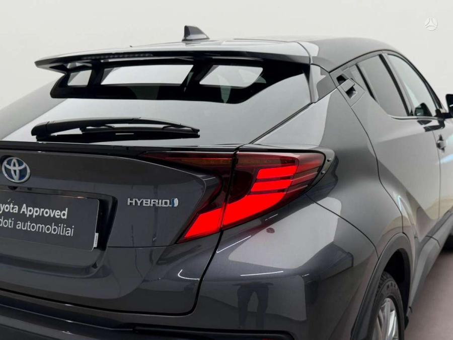 Pelēks Toyota C-HR 2022 Panevēža, ar dzinēja tilpumu 1.80 L un nobraukumu 85 tūkst. km par 23790 €, foto 41 vietnē AUTOMOTO.COM.LV