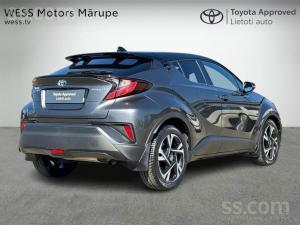 Серый Тойота C-HR 2022 в Рига, объемом двигателя 1.80 л и пробегом 62 тыс. км за 22990 €, фото 3 на AUTOMOTO.COM.LV