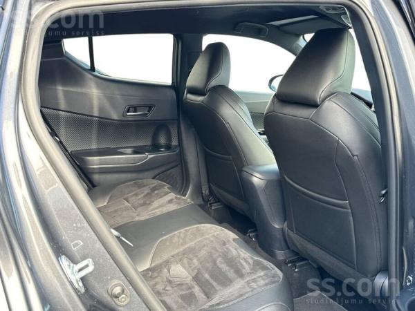 Grey Toyota C-HR 2022 in Riga, with an engine capacity of 1.80 L and mileage of 62 thousand km for 22990 €, photo 7 on AUTOMOTO.COM.LV