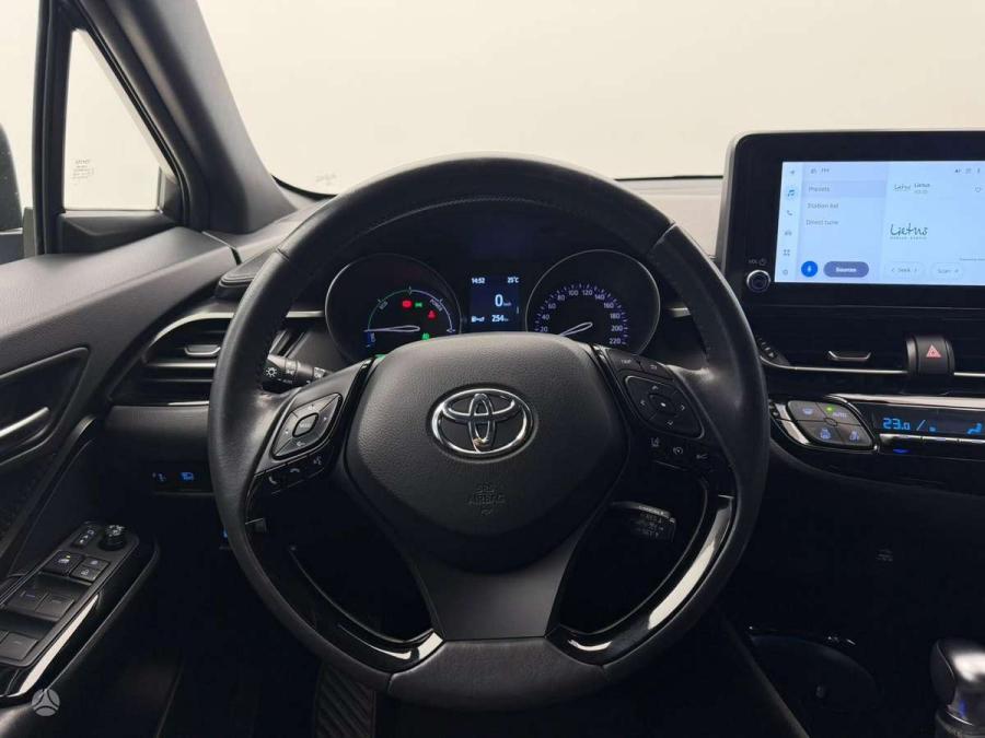 Серый Тойота C-HR 2022 в Паневежис, объемом двигателя 1.80 л и пробегом 98 тыс. км за 21990 €, фото 20 на AUTOMOTO.COM.LV