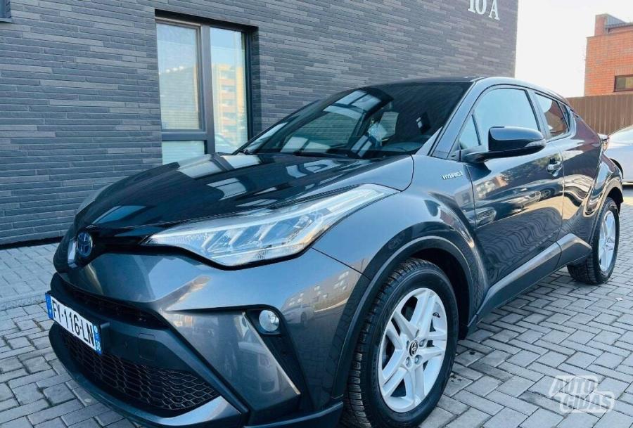Pelēks Toyota C-HR 2022 Kauņa, ar dzinēja tilpumu 1.80 L un nobraukumu 95 tūkst. km par 18990 €, foto 1 vietnē AUTOMOTO.COM.LV
