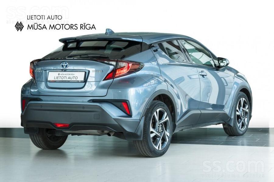 Pelēks Toyota C-HR 2022 Rīga, ar dzinēja tilpumu 1.80 L un nobraukumu 57 tūkst. km par 23900 €, foto 3 vietnē AUTOMOTO.COM.LV