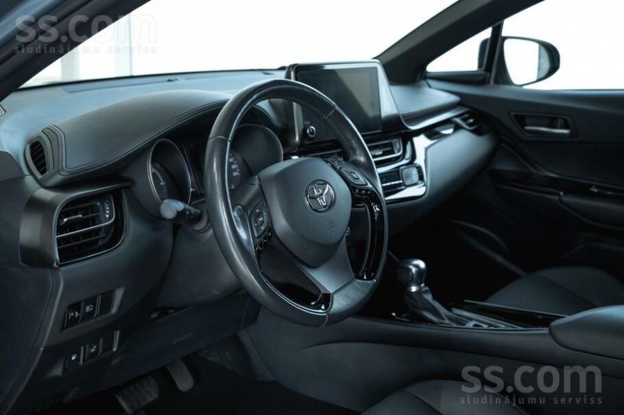 Pelēks Toyota C-HR 2022 Rīga, ar dzinēja tilpumu 1.80 L un nobraukumu 57 tūkst. km par 23900 €, foto 4 vietnē AUTOMOTO.COM.LV