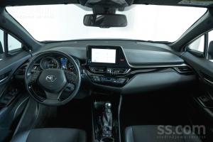 Pelēks Toyota C-HR 2022 Rīga, ar dzinēja tilpumu 1.80 L un nobraukumu 57 tūkst. km par 23900 €, foto 5 vietnē AUTOMOTO.COM.LV