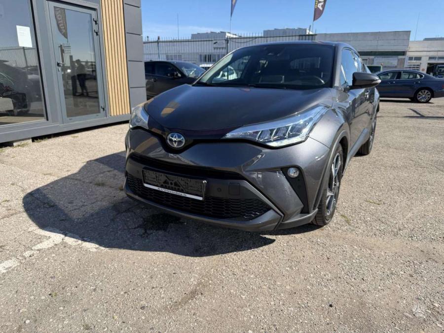 Серый Тойота C-HR 2022 в Паневежис, объемом двигателя 1.80 л и пробегом 99 тыс. км за 19900 €, фото 3 на AUTOMOTO.COM.LV