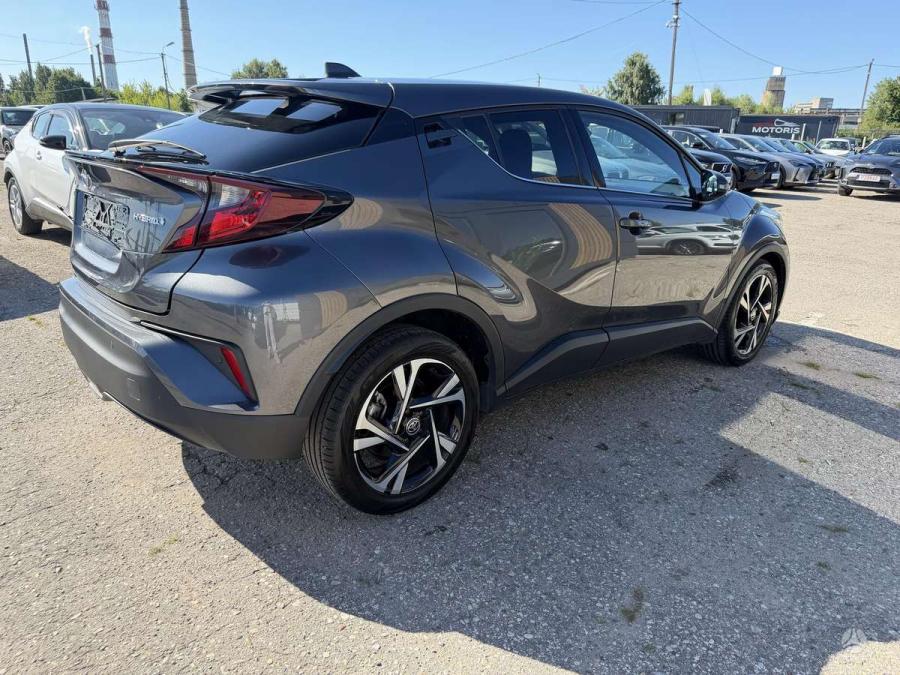 Серый Тойота C-HR 2022 в Паневежис, объемом двигателя 1.80 л и пробегом 99 тыс. км за 19900 €, фото 6 на AUTOMOTO.COM.LV