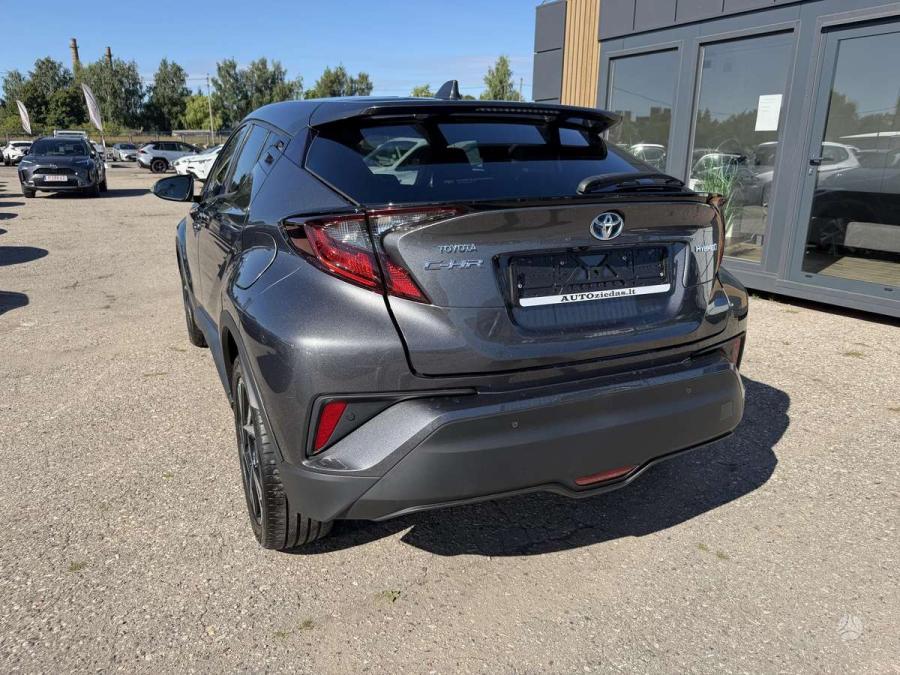Серый Тойота C-HR 2022 в Паневежис, объемом двигателя 1.80 л и пробегом 99 тыс. км за 19900 €, фото 8 на AUTOMOTO.COM.LV