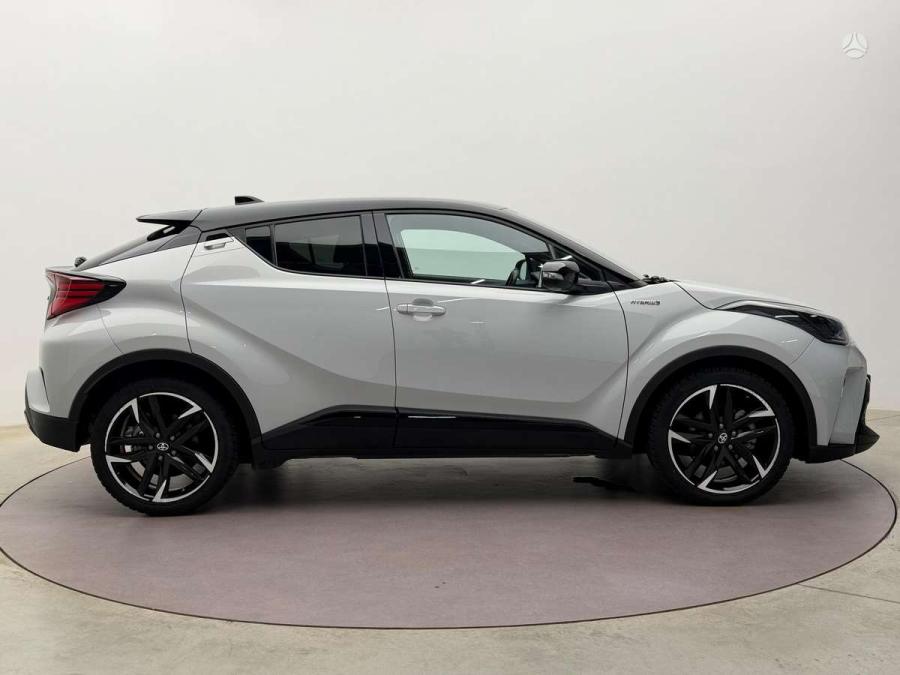 Pelēks Toyota C-HR 2022 Panevēža, ar dzinēja tilpumu 1.80 L un nobraukumu 90 tūkst. km par 24990 €, foto 5 vietnē AUTOMOTO.COM.LV