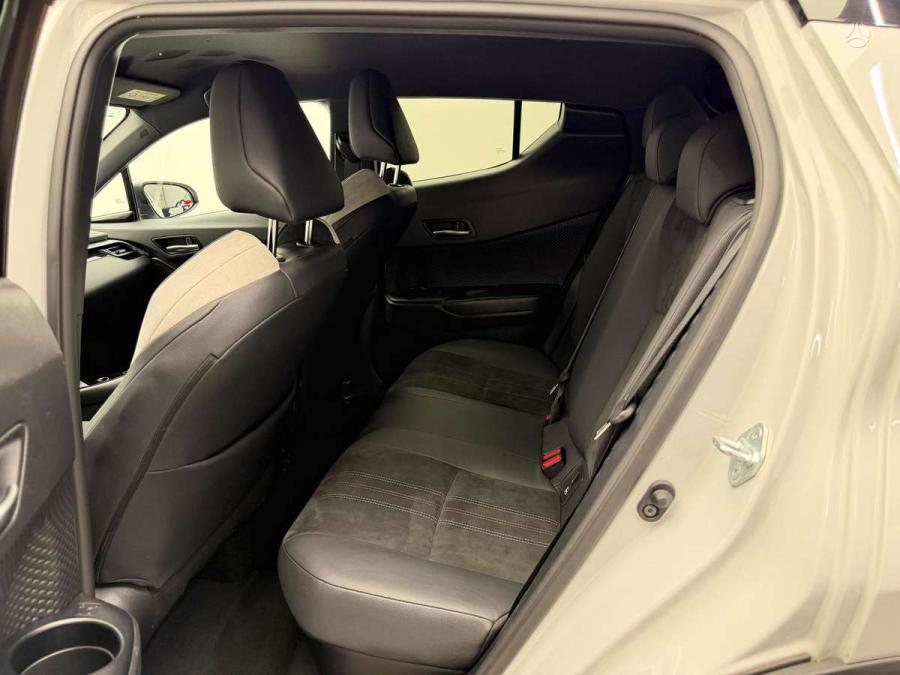 Pelēks Toyota C-HR 2022 Panevēža, ar dzinēja tilpumu 1.80 L un nobraukumu 90 tūkst. km par 24990 €, foto 13 vietnē AUTOMOTO.COM.LV