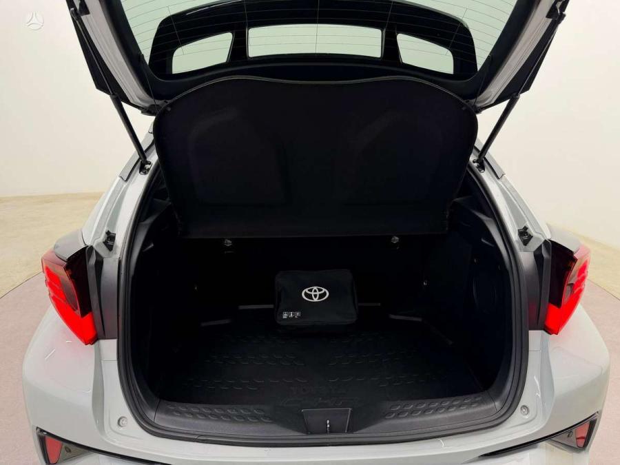 Pelēks Toyota C-HR 2022 Panevēža, ar dzinēja tilpumu 1.80 L un nobraukumu 90 tūkst. km par 24990 €, foto 14 vietnē AUTOMOTO.COM.LV