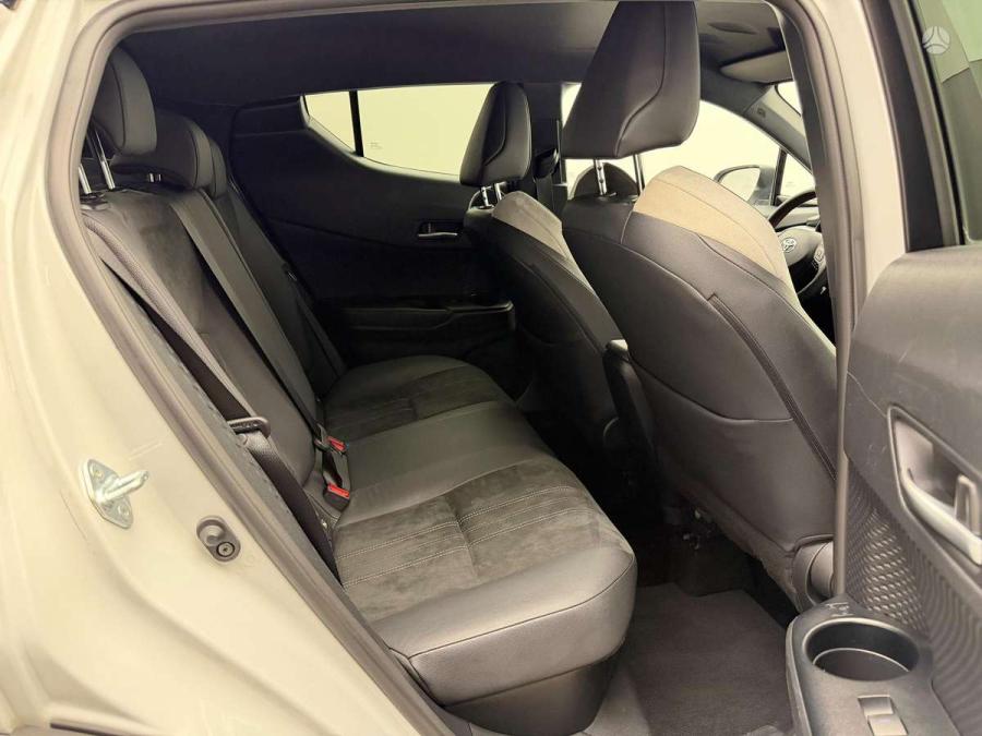 Pelēks Toyota C-HR 2022 Panevēža, ar dzinēja tilpumu 1.80 L un nobraukumu 90 tūkst. km par 24990 €, foto 15 vietnē AUTOMOTO.COM.LV