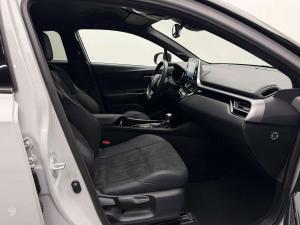 Pelēks Toyota C-HR 2022 Panevēža, ar dzinēja tilpumu 1.80 L un nobraukumu 90 tūkst. km par 24990 €, foto 16 vietnē AUTOMOTO.COM.LV