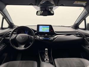 Pelēks Toyota C-HR 2022 Panevēža, ar dzinēja tilpumu 1.80 L un nobraukumu 90 tūkst. km par 24990 €, foto 19 vietnē AUTOMOTO.COM.LV