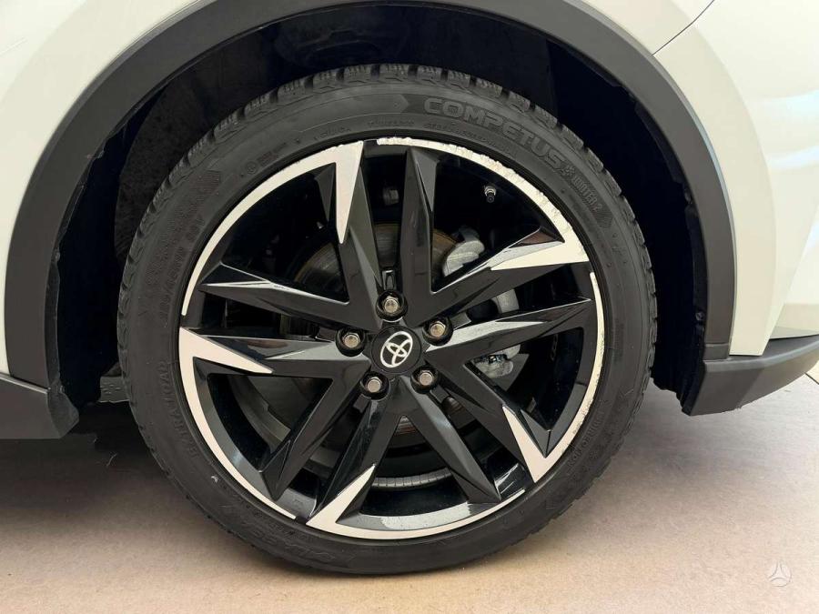 Pelēks Toyota C-HR 2022 Panevēža, ar dzinēja tilpumu 1.80 L un nobraukumu 90 tūkst. km par 24990 €, foto 41 vietnē AUTOMOTO.COM.LV