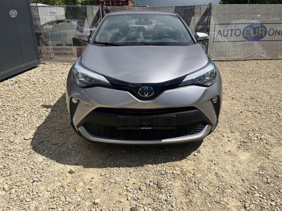 Grey Toyota C-HR 2022 in Kaunas, with an engine capacity of 1.80 L and mileage of 63 thousand km for 19999 €, photo 1 on AUTOMOTO.COM.LV