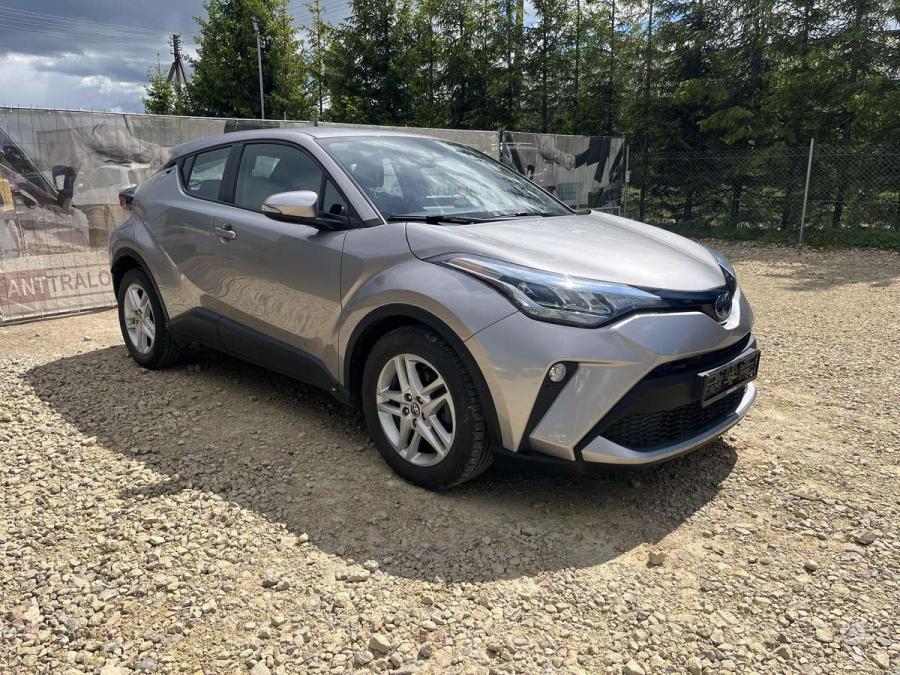 Grey Toyota C-HR 2022 in Kaunas, with an engine capacity of 1.80 L and mileage of 63 thousand km for 19999 €, photo 3 on AUTOMOTO.COM.LV