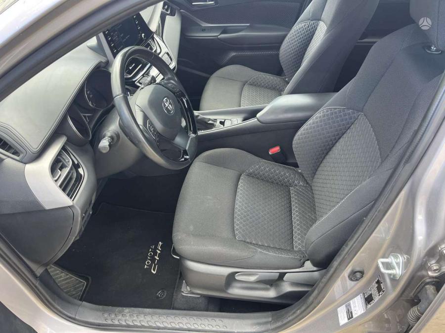 Grey Toyota C-HR 2022 in Kaunas, with an engine capacity of 1.80 L and mileage of 63 thousand km for 19999 €, photo 11 on AUTOMOTO.COM.LV