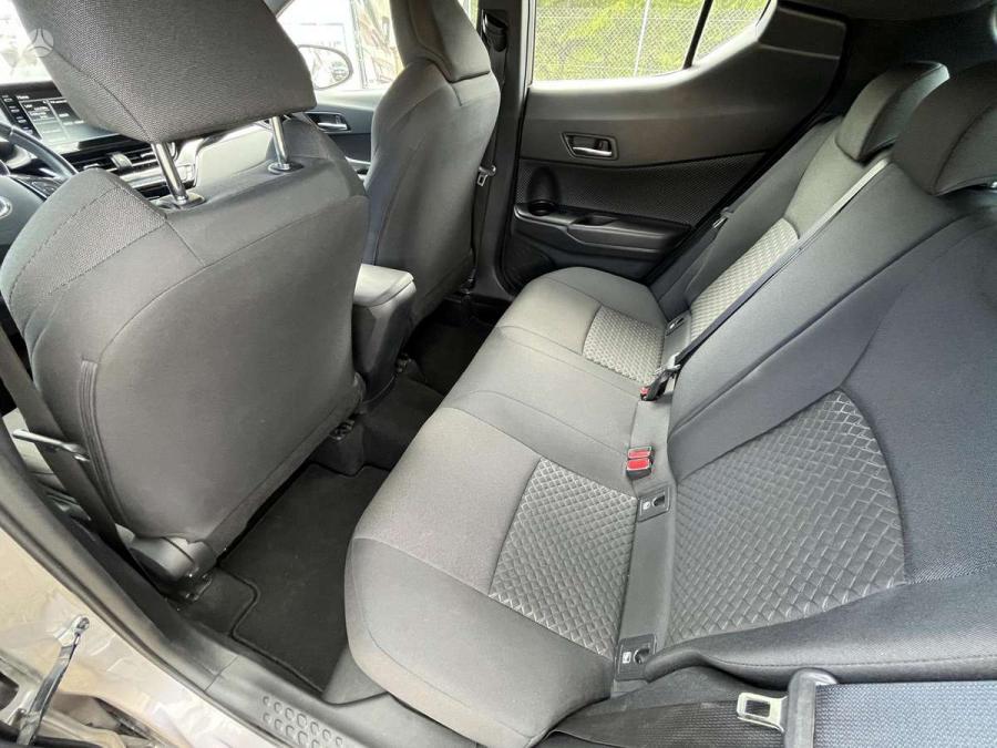 Grey Toyota C-HR 2022 in Kaunas, with an engine capacity of 1.80 L and mileage of 63 thousand km for 19999 €, photo 16 on AUTOMOTO.COM.LV