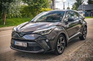 Серый Тойота C-HR 2022 в Рига, объемом двигателя 1.80 л и пробегом 47 тыс. км за 22990 €, фото 1 на AUTOMOTO.COM.LV