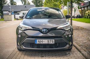Серый Тойота C-HR 2022 в Рига, объемом двигателя 1.80 л и пробегом 47 тыс. км за 22990 €, фото 3 на AUTOMOTO.COM.LV