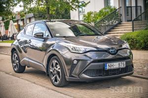 Серый Тойота C-HR 2022 в Рига, объемом двигателя 1.80 л и пробегом 47 тыс. км за 22990 €, фото 4 на AUTOMOTO.COM.LV
