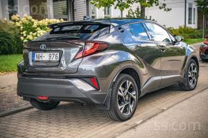 Серый Тойота C-HR 2022 в Рига, объемом двигателя 1.80 л и пробегом 47 тыс. км за 22990 €, фото 5 на AUTOMOTO.COM.LV
