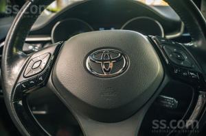Серый Тойота C-HR 2022 в Рига, объемом двигателя 1.80 л и пробегом 47 тыс. км за 22990 €, фото 20 на AUTOMOTO.COM.LV